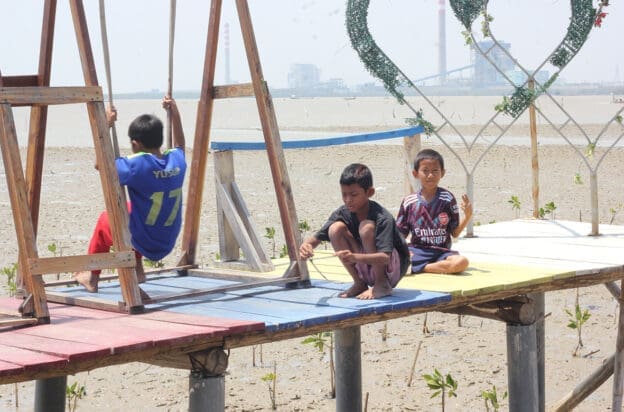 Mangrove Kasih Sayang, Berfoto dengan Background PLTU | LautSehat.ID